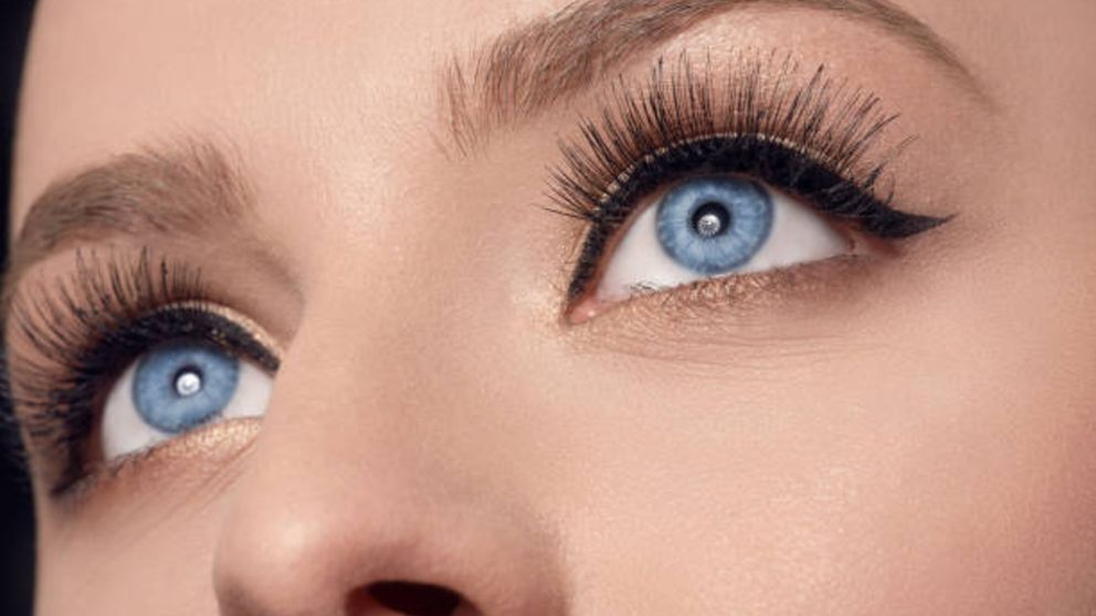 Descubre los secretos del maquillaje de ojos celeste para resaltar tu ...