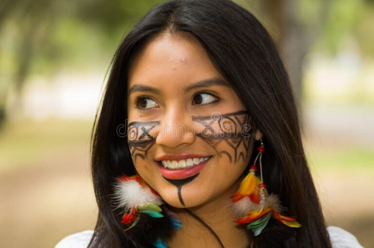 Descubre la Belleza del maquillaje indígena: tradición y encanto nativo.